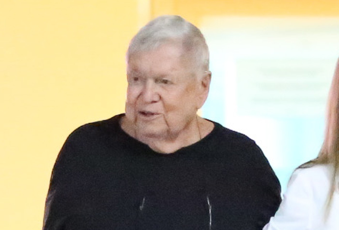 Boni faz aparição rara com a esposa e o filho caçula em shopping do Rio