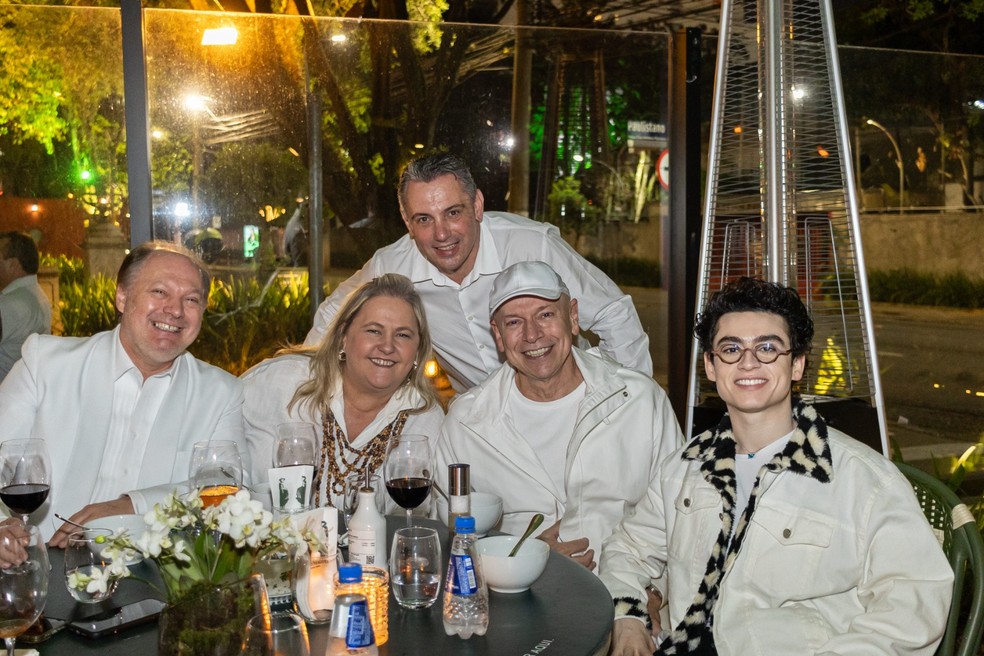 Leandro Karnal e o marido, Vitor Fadul, prestigiam festa de um ano de ...