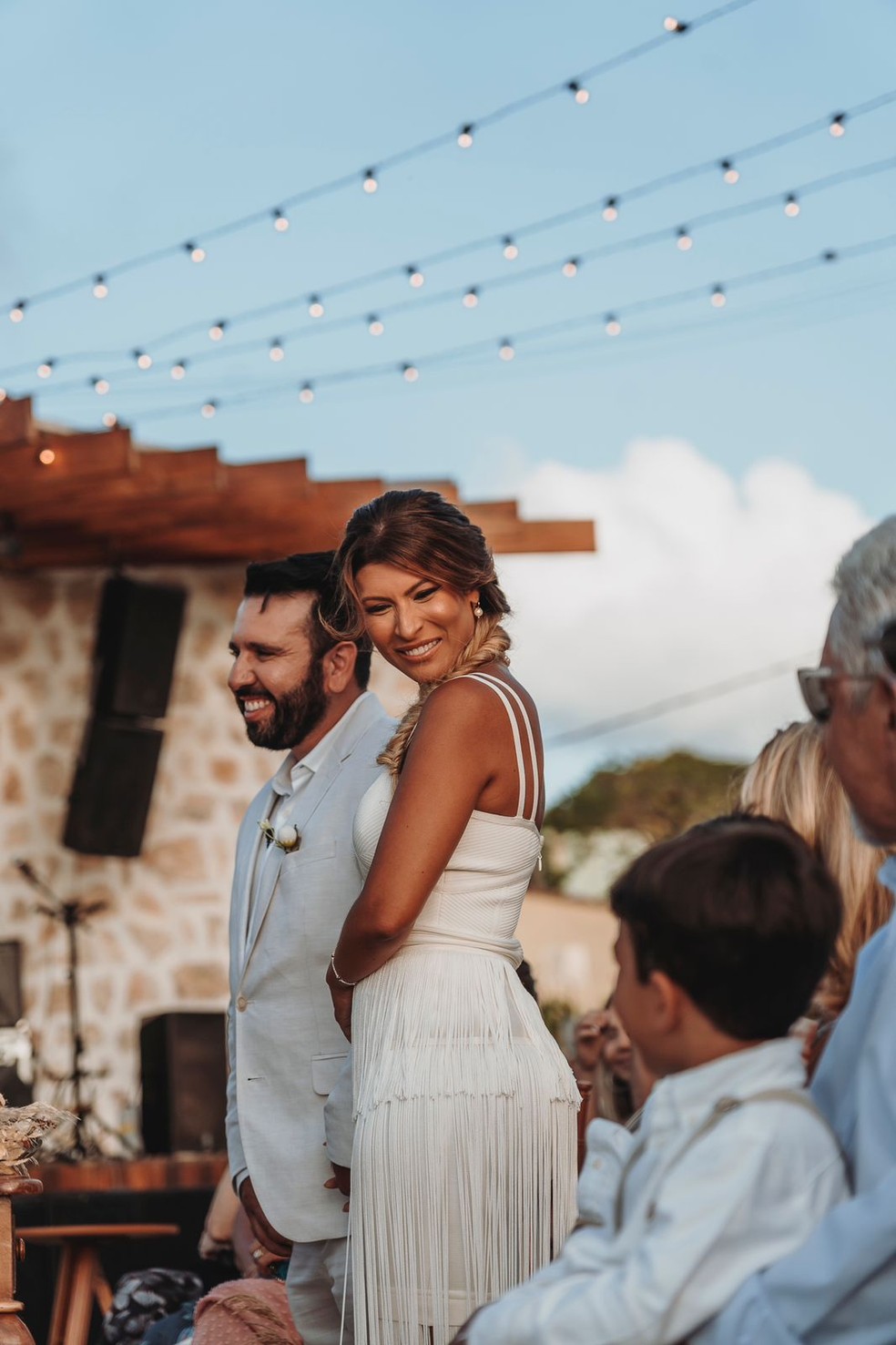 Cantora Ghabi celebra 10 anos de casamento em Fernando de Noronha; fotos