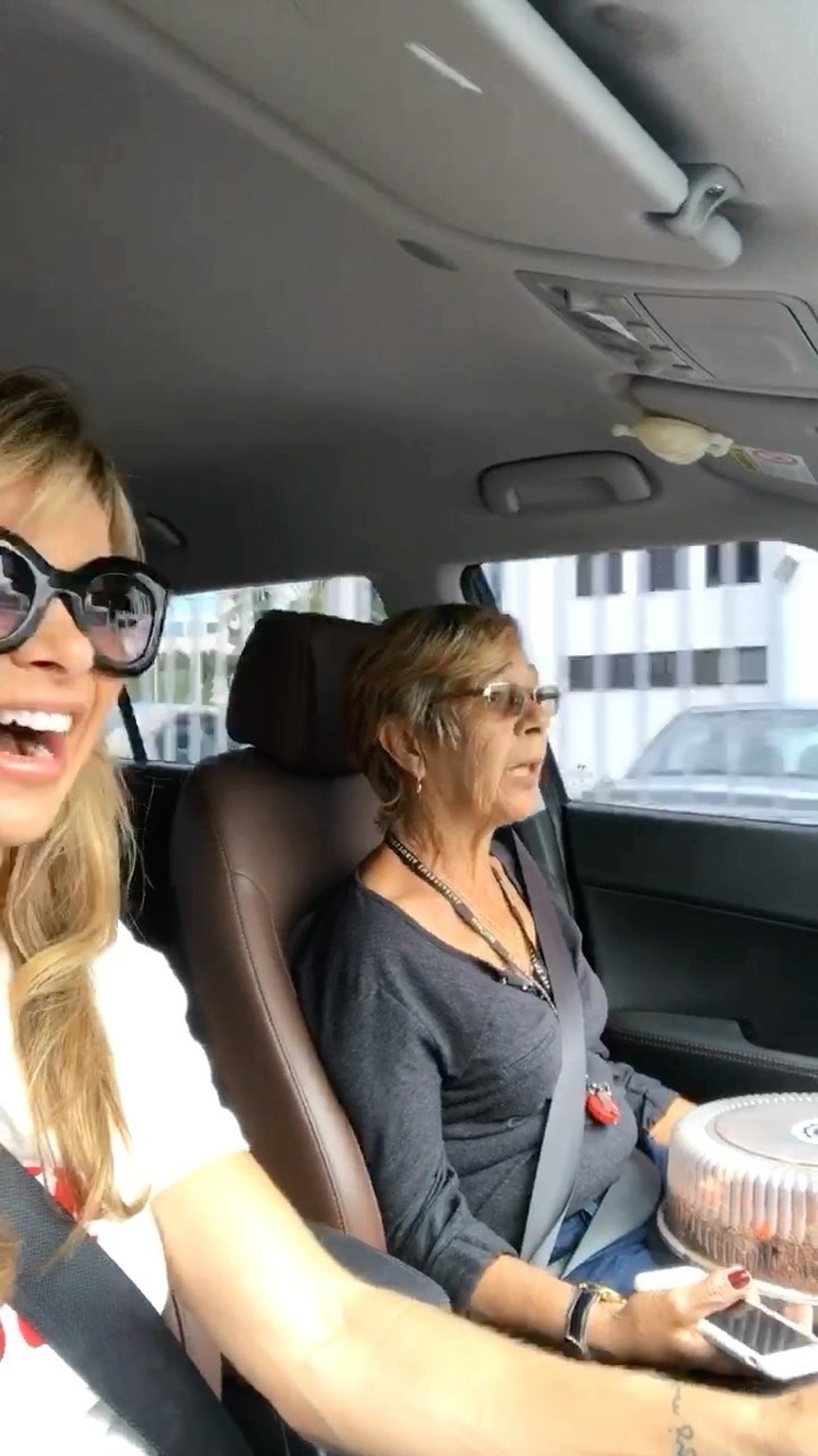 Dany Bananinha raspa o cabelo da mãe, diagnosticada com câncer: 'Sua ...