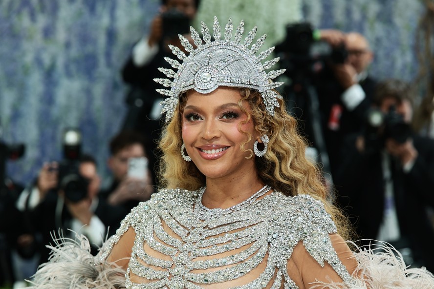 Met Gala: Beyoncé brilha no tapete vermelho com a filha e o marido após ...