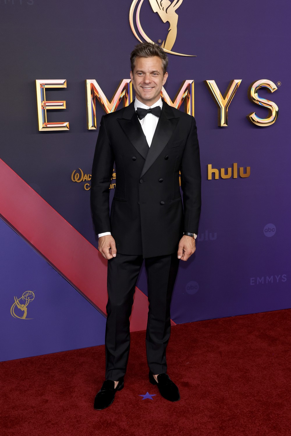 Emmy 2024: Veja os looks dos famosos no red carpet e vote no seu preferido