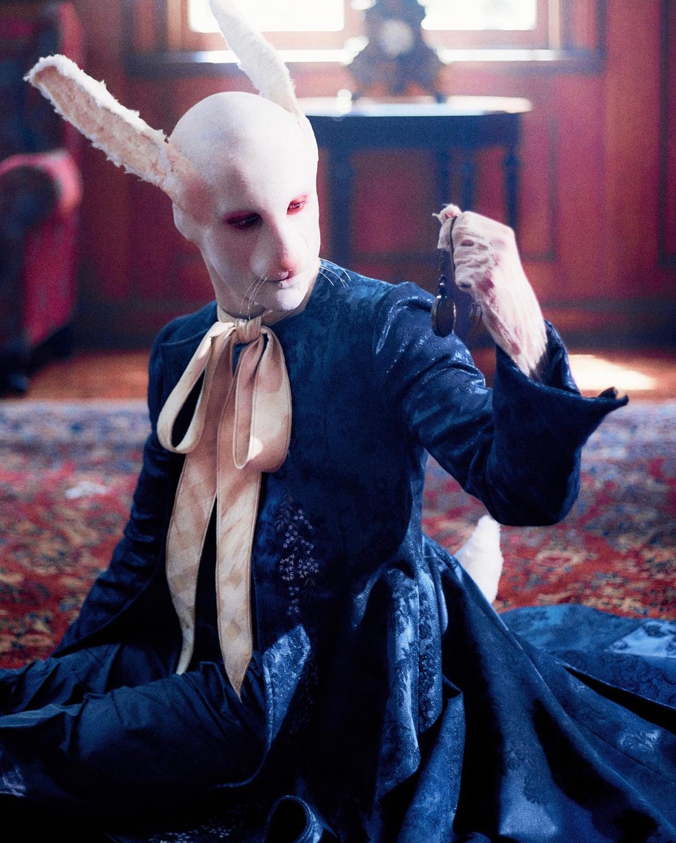 Influencer Vittor Fernando usa fantasia realista de coelho em baile de ...