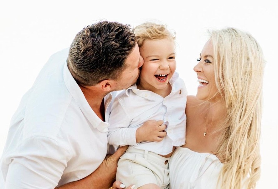 Influenciadora desabafa sobre morte de filho de 3 anos: 'Despedaçados'