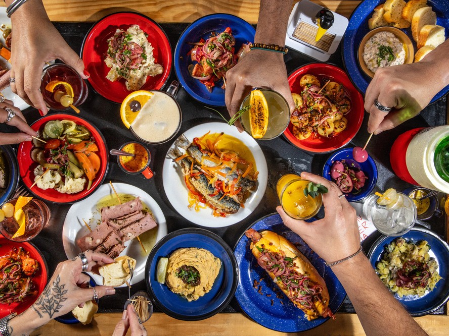 Conserva: bartenders abrem bar de conservas e coquetéis em Copacabana