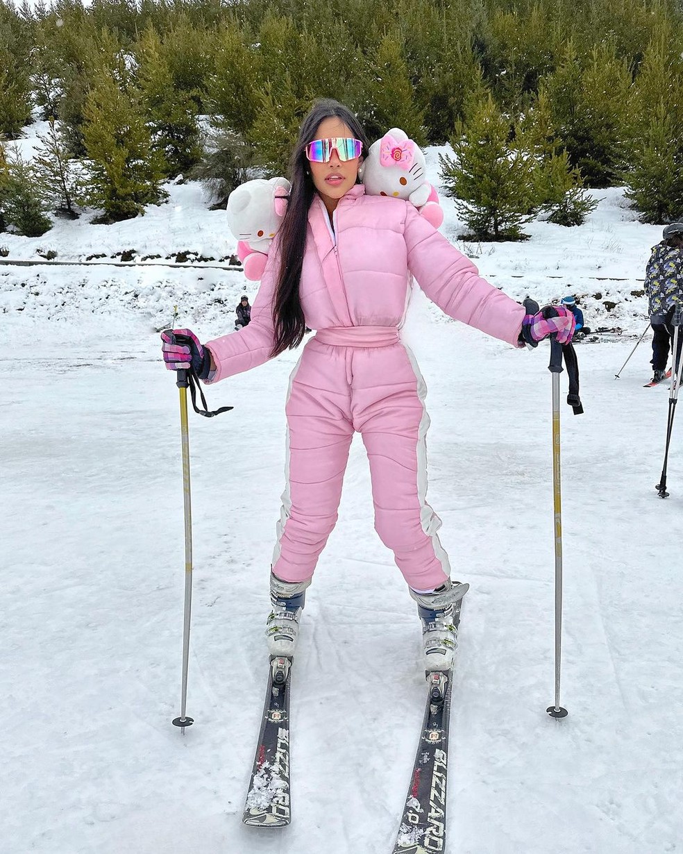 Ex-BBB Flay conhece a neve e aprende a esquiar; fotos e vídeo