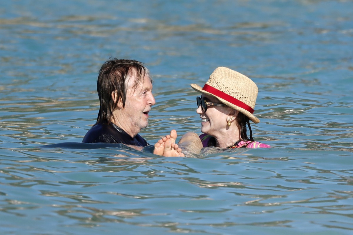 Paul McCartney tem momento romântico com a esposa no Caribe, com ...
