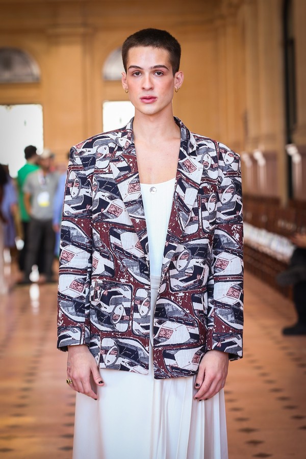 João Guilherme Brilha Com Saia Branca Para Seu 1º Desfile No Spfw
