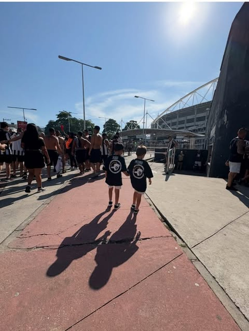 Andréia Sadi leva gêmeos para jogo do Botafogo: 'Casou com a minha folga'