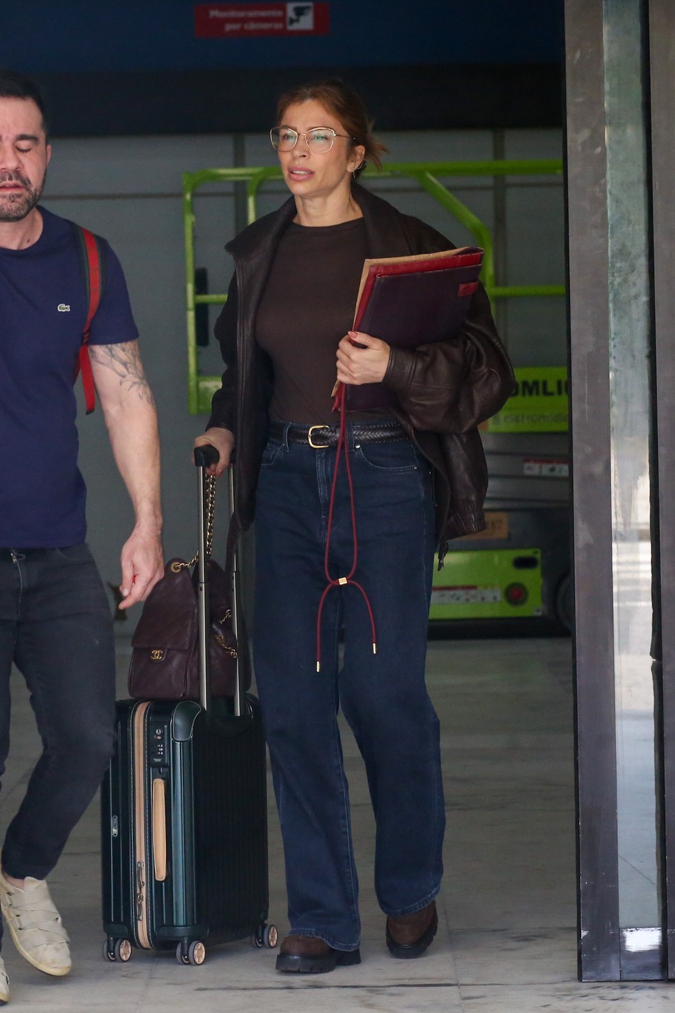 Grazi Massafera desembarca no Rio de Janeiro com look casual; fotos