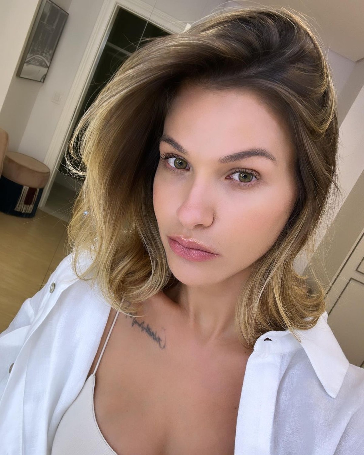 Andressa Suita muda visual e escurece os cabelos