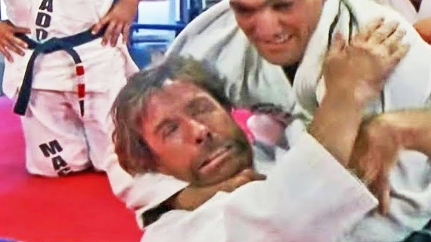 Chuck Norris lutou (e perdeu!) no jiu-jítsu ao lutar com a família ...
