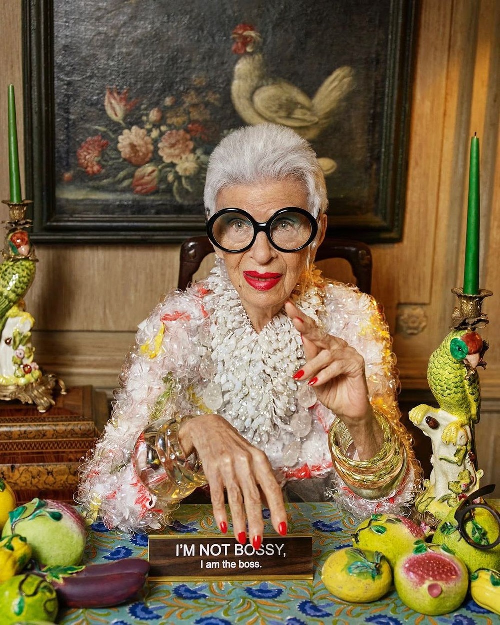 Morre Iris Apfel, fashionista famosa pela ousadia, aos 102 anos