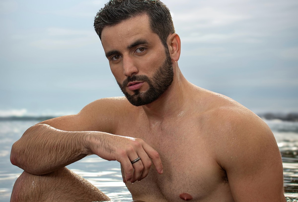 Nu? Ex-BBB Matteus posa para ensaio no Rio Negro e web pira: 'Um boto'