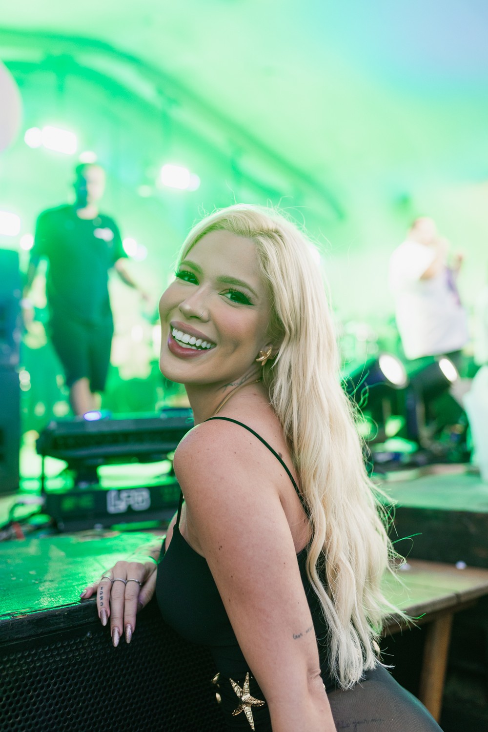 Karoline Lima faz ensaio sensual na piscina com fotógrafo de Léo ...