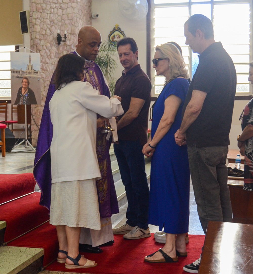 Elizabeth Savala se emociona em missa de sétimo dia da mãe, Isabel Savala