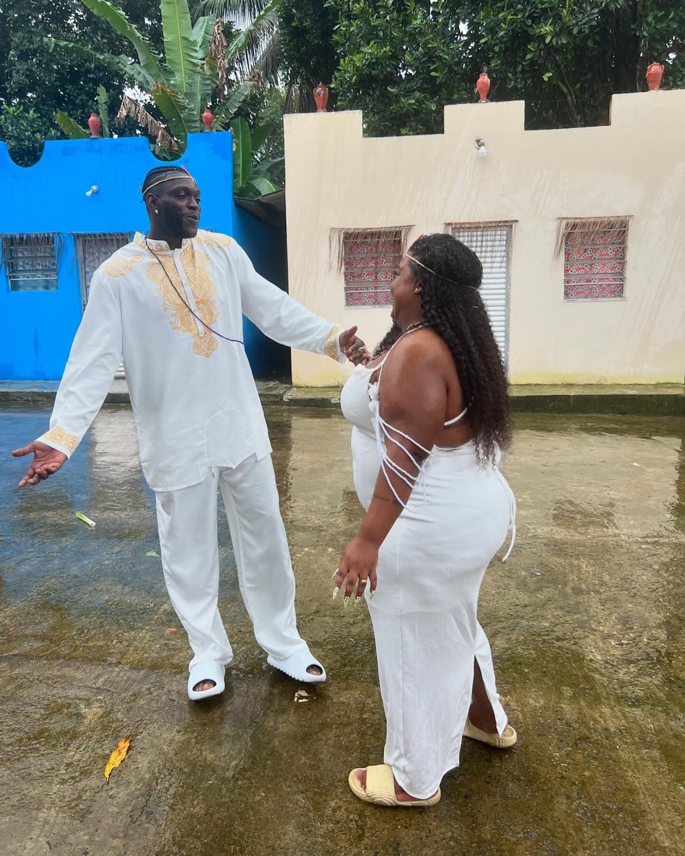 MC Carol se casa novamente, desta vez em terreiro de Candomblé