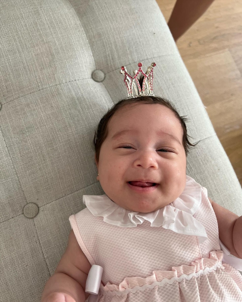 Cecilia, filha de Karoline Lima e Éder Militão, revive look com coroa ...