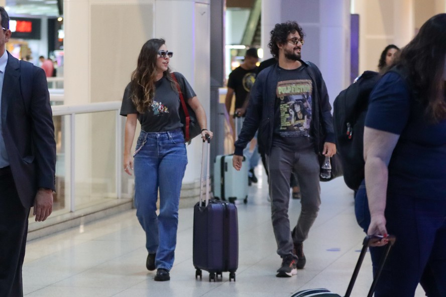 Namorados, Thati Lopes e George Sauma são clicados em aeroporto no Rio