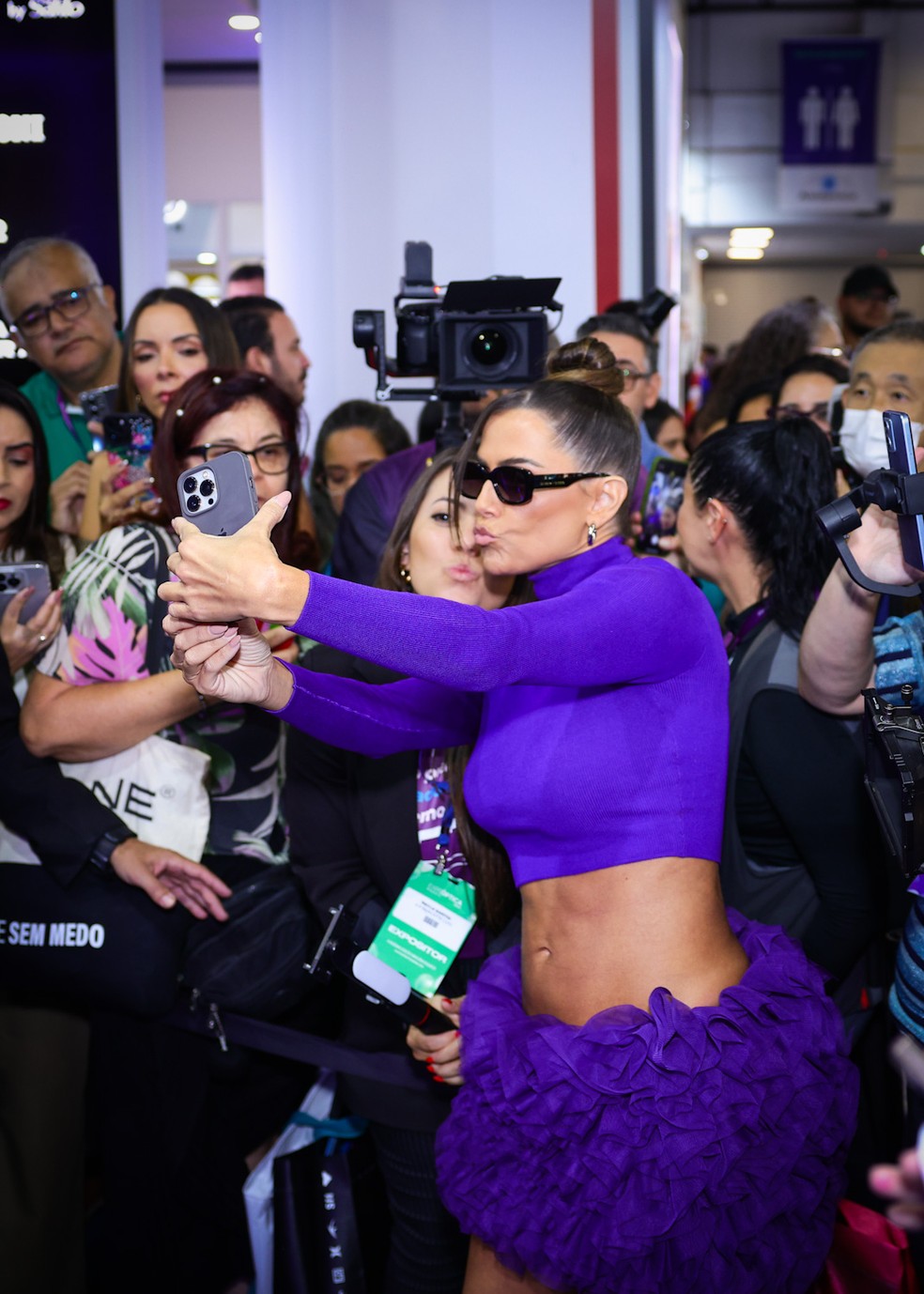 Após separação, Deborah Secco participa de evento com barriga à mostra