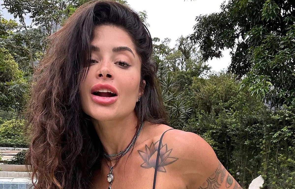 Aline Campos mostra piercing entre os seios em estreia de piscina nova de mansão; fotos