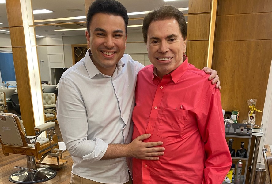 Silvio Santos atualiza visual e é tietado por cabelereiro