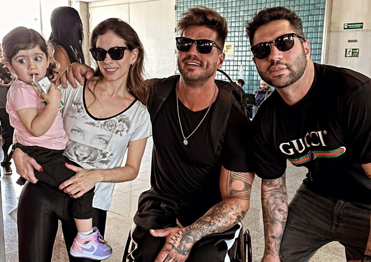 Fernando Fernandes é fotografado com afilhada e amigos em aeroporto