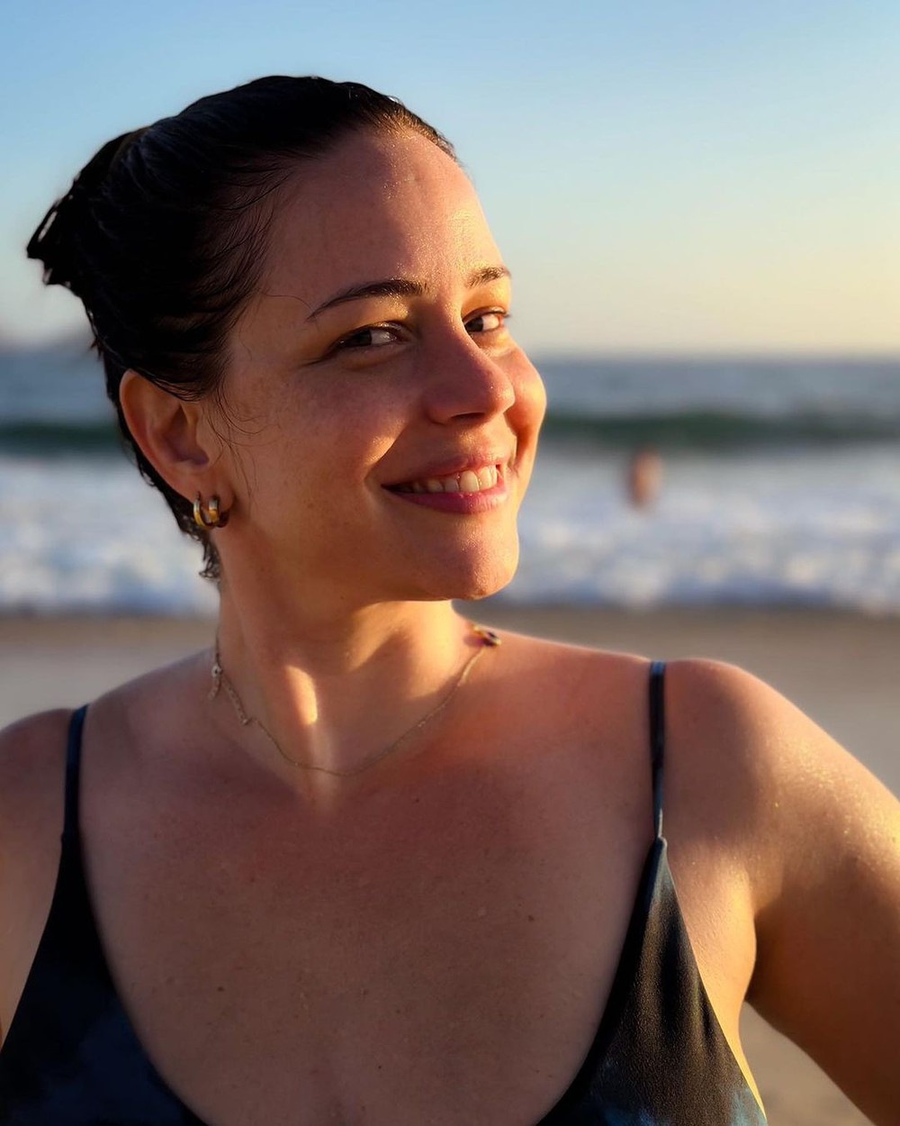 Leandra Leal posa de maiô ao abrir álbum de fotos em dia na praia