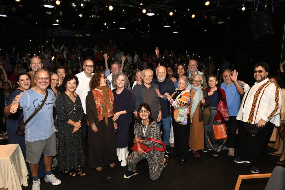 Irene Ravache faz 80 anos e ganha festa surpresa no Rio