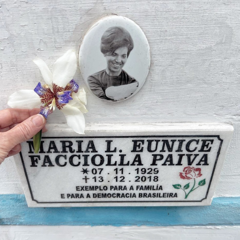 'Ainda Estou Aqui': Fernanda Torres visita túmulo de Eunice Paiva