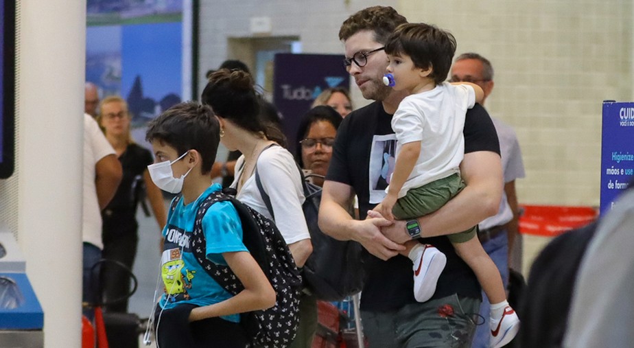 Thiago Fragoso e Mariana Vaz fazem aparição rara com os dois filhos