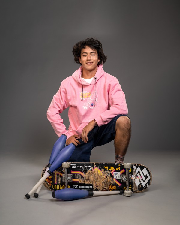 Augusto Akio, promessa de medalha olímpica no skate, mantém equilibro mental com malabares
