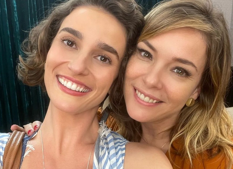 Casal em Vai na Fé, Regiane Alves e Priscila Sztejnman reagem a cena de beijo