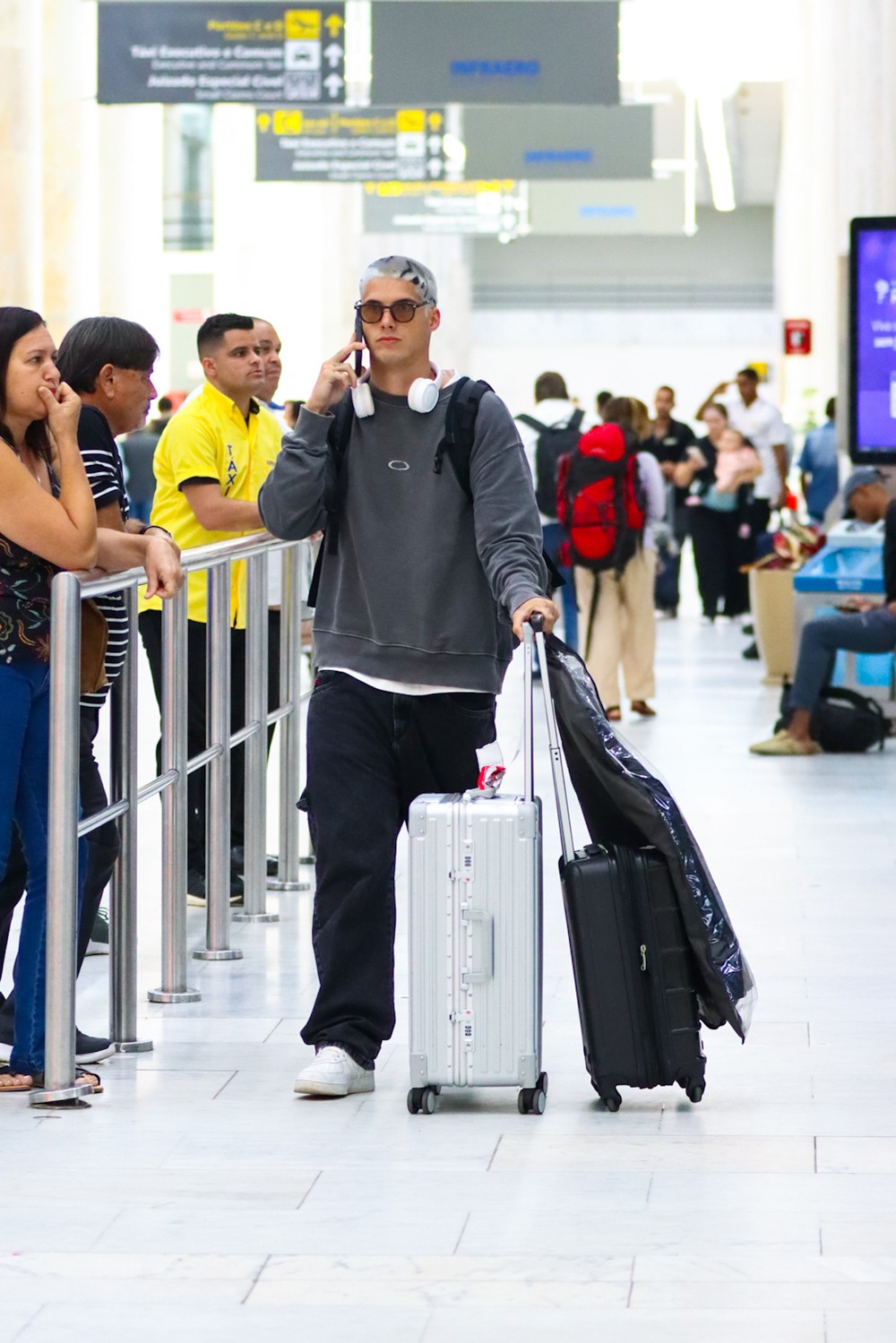 Ex-BBB Gabriel Fop desembarca no Rio com novo visual