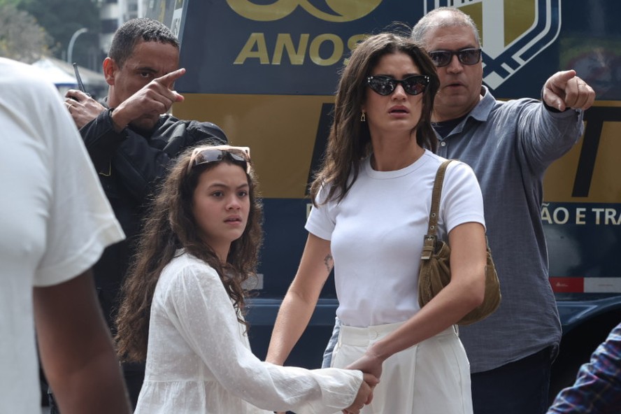 Sol de Maria, única neta de Preta Gil, vai ao velório da avó com a mãe ...