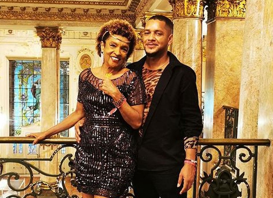 Aos 65, Elisa Lucinda se derrete pelo namorado, de 33: 'Como é bom amar'