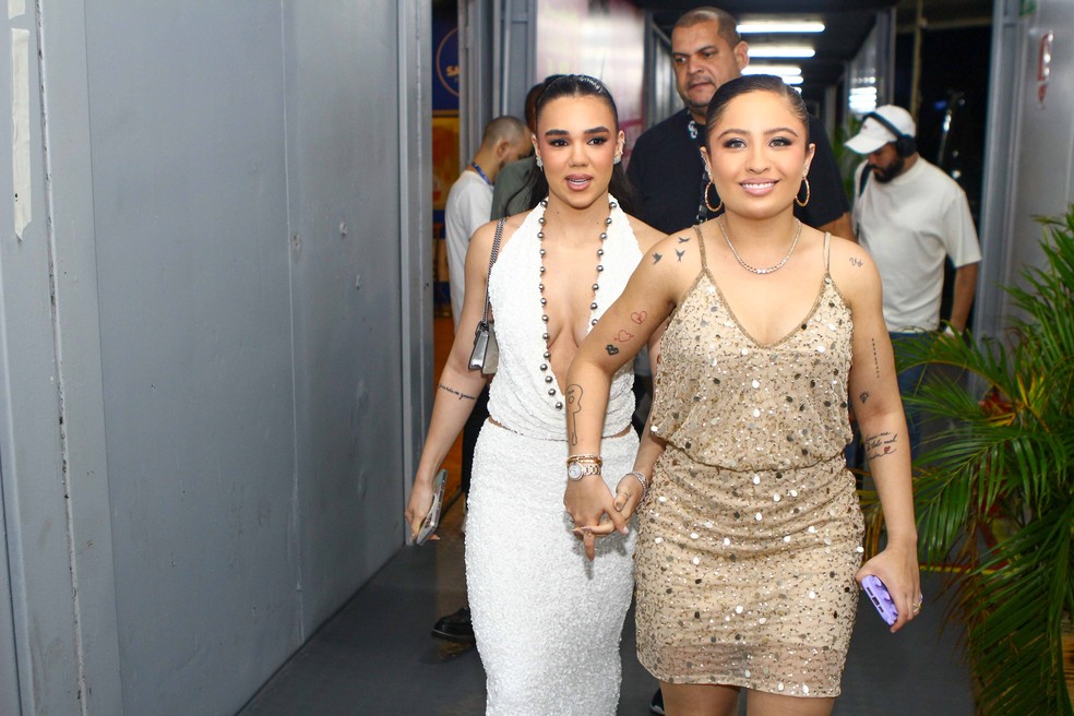 Mari Fernandez leva namorada para assistir ao seu show de Réveillon