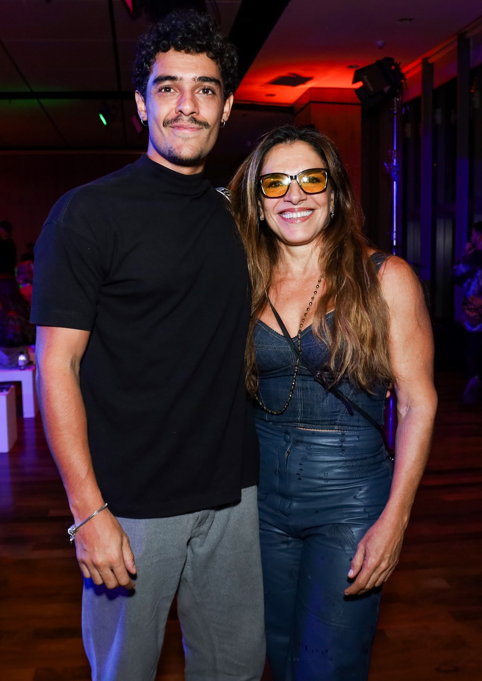 Bruno Fagundes desfila no SPFW e é prestigiado pela mãe e pelo namorado