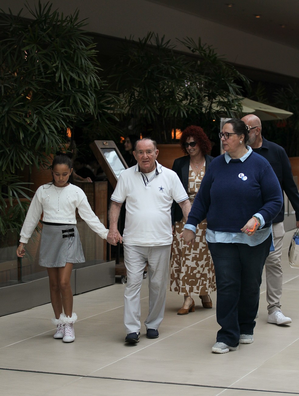 Aos 90 anos, Renato Aragão mostra simpatia em passeio com a mulher no ...