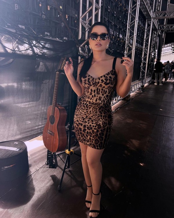 Maraisa chama a atenção com look de oncinha para show