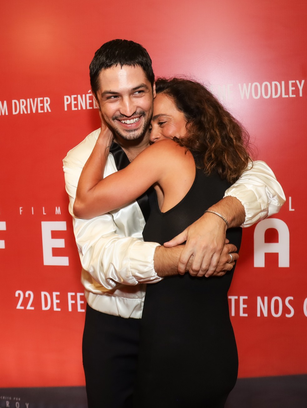 Gabriel Leone beija Carla Salle em première de 'Ferrari' em São Paulo