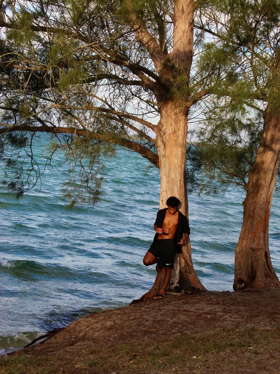 Após 'Dona de Mim', Juan Paiva curte férias com filha na praia; fotos