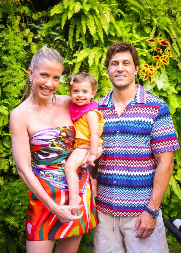 Gabriela Prioli e Thiago Mansur comemoram um ano da filha, Ava; vídeos