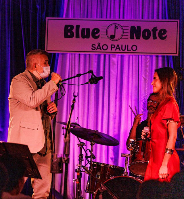 Ana Morais recebe os pais, Gloria Pires e Orlando Morais, e irmãos em show