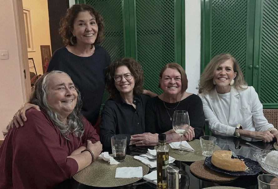 Primeira esposa de Caetano Veloso faz aparição rara ao lado de irmã e ...