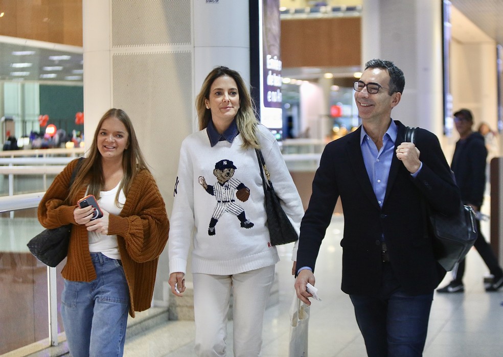Cesar Tralli embarca com Ticiane Pinheiro e Rafa Justus no Rio; fotos