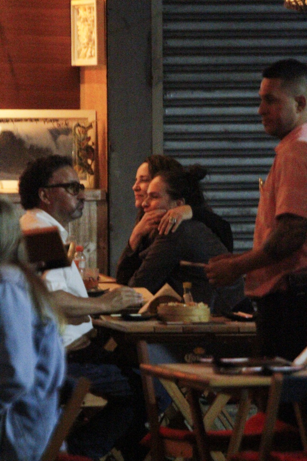 Cantora Ana Carolina e a namorada curtem noitada em clima de romance