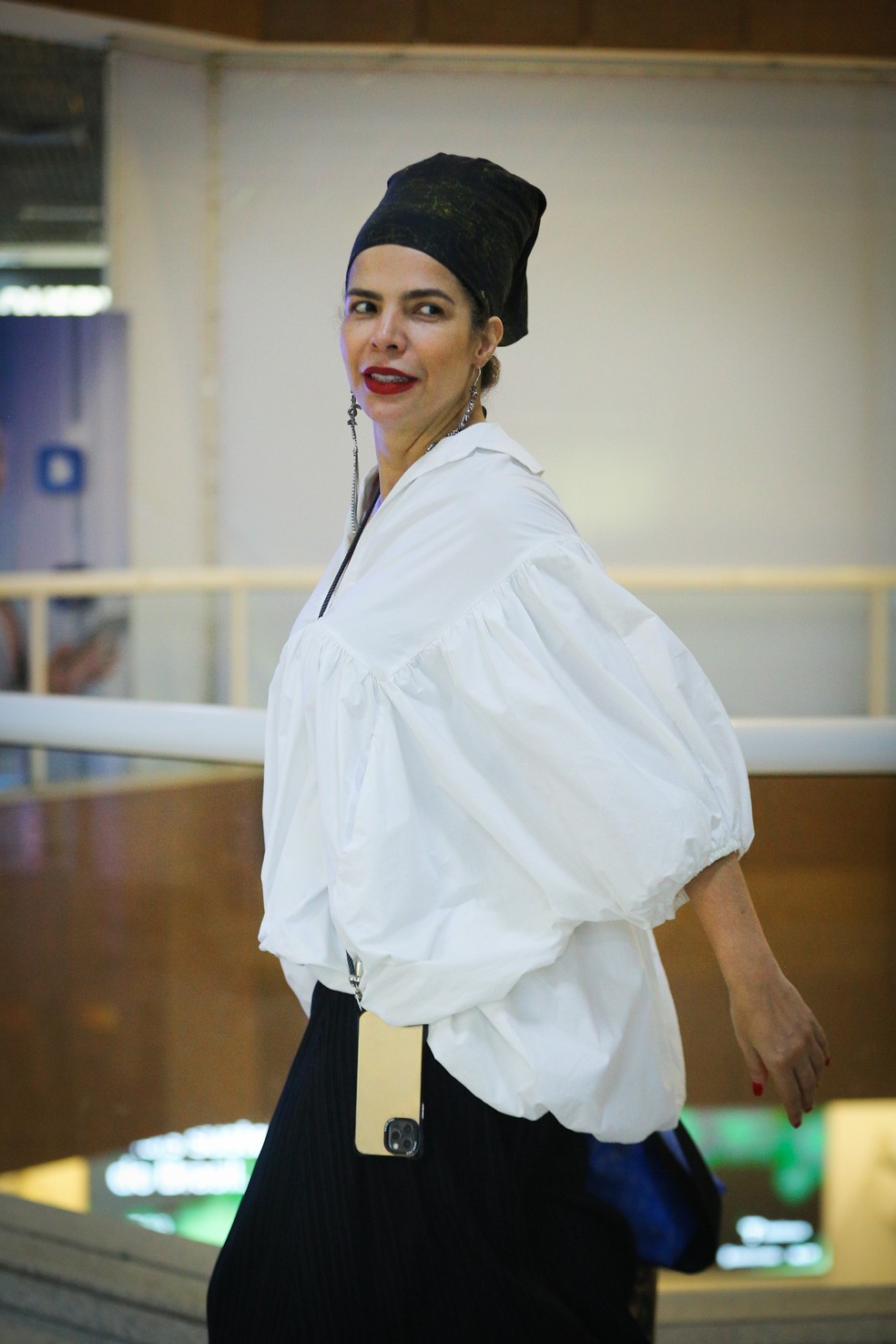 Vanessa da Mata transforma celular em 'bolsinha' ao embarcar no Rio