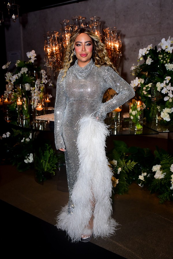 Rafaella Santos, irmã de Neymar, aposta em look com brilho e plumas ...