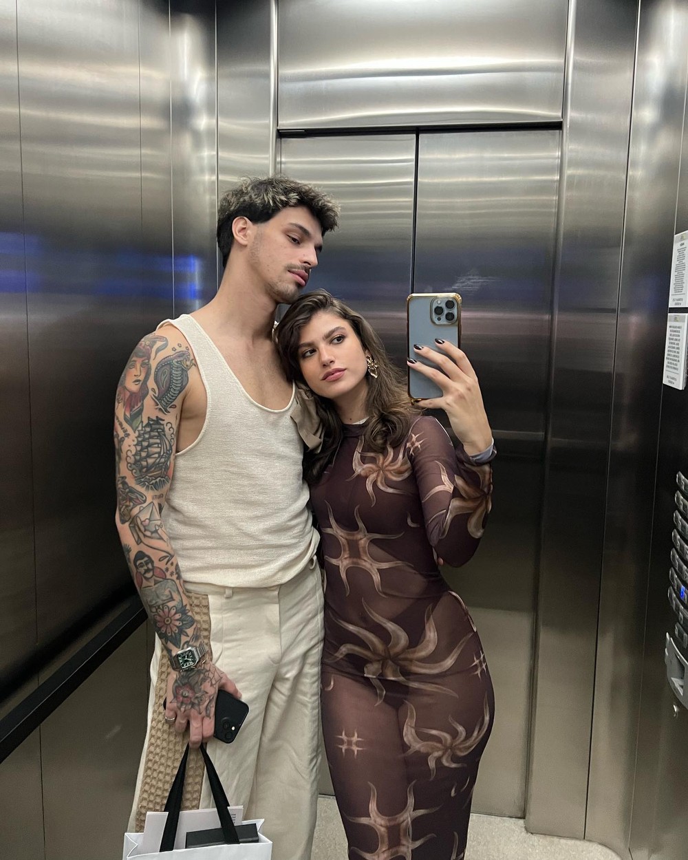 Giovanna Grigio apresenta novo namorado em evento em São Paulo